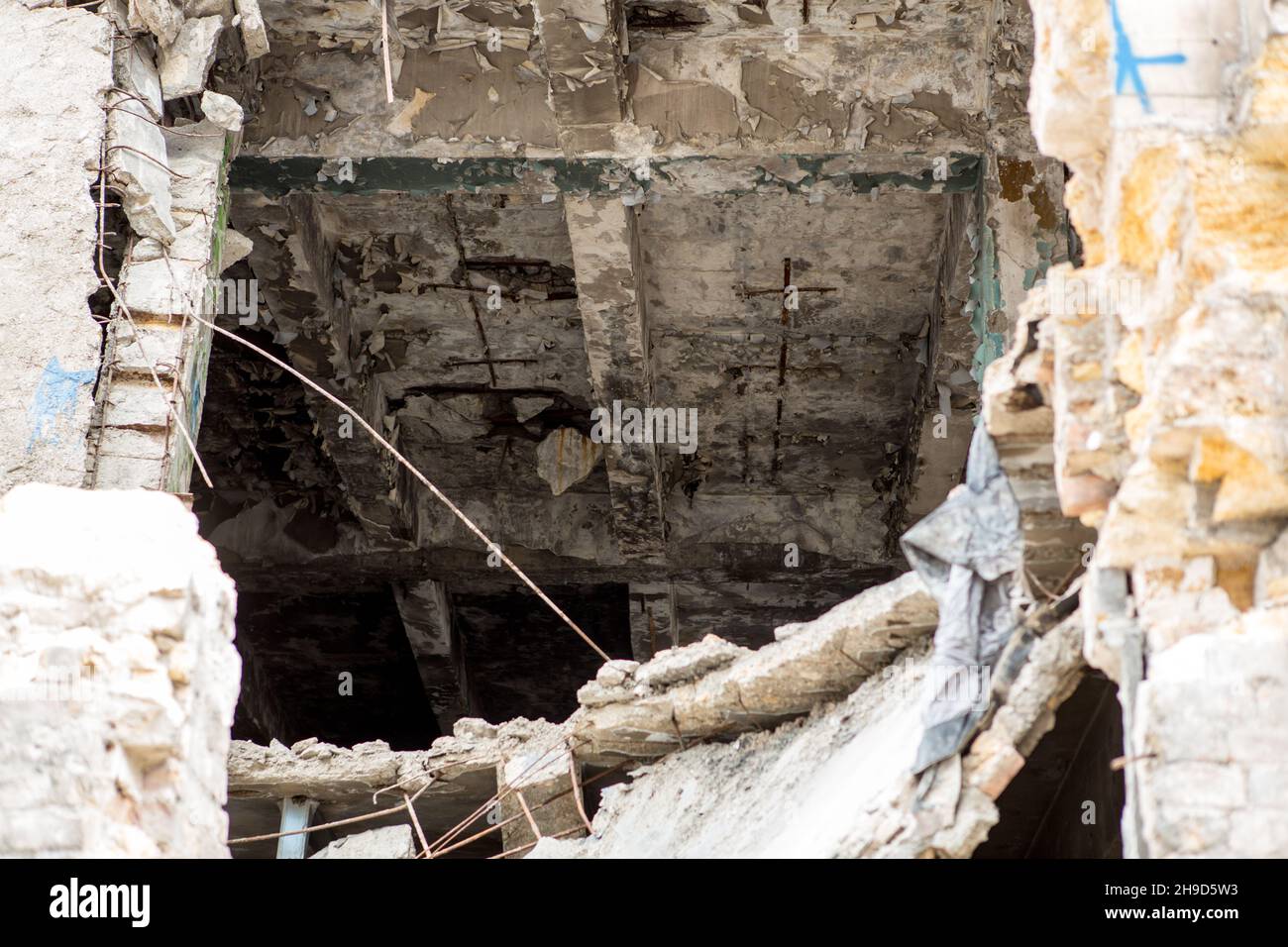 Destroyed building in city. Destroyed house. old house collapsed. Ruins ...