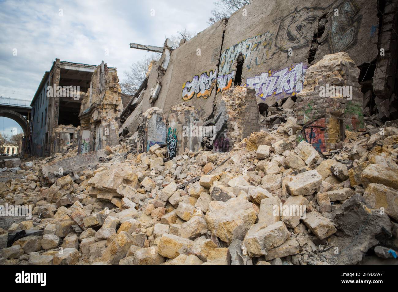 Destroyed building in city. Destroyed house. old house collapsed. Ruins ...