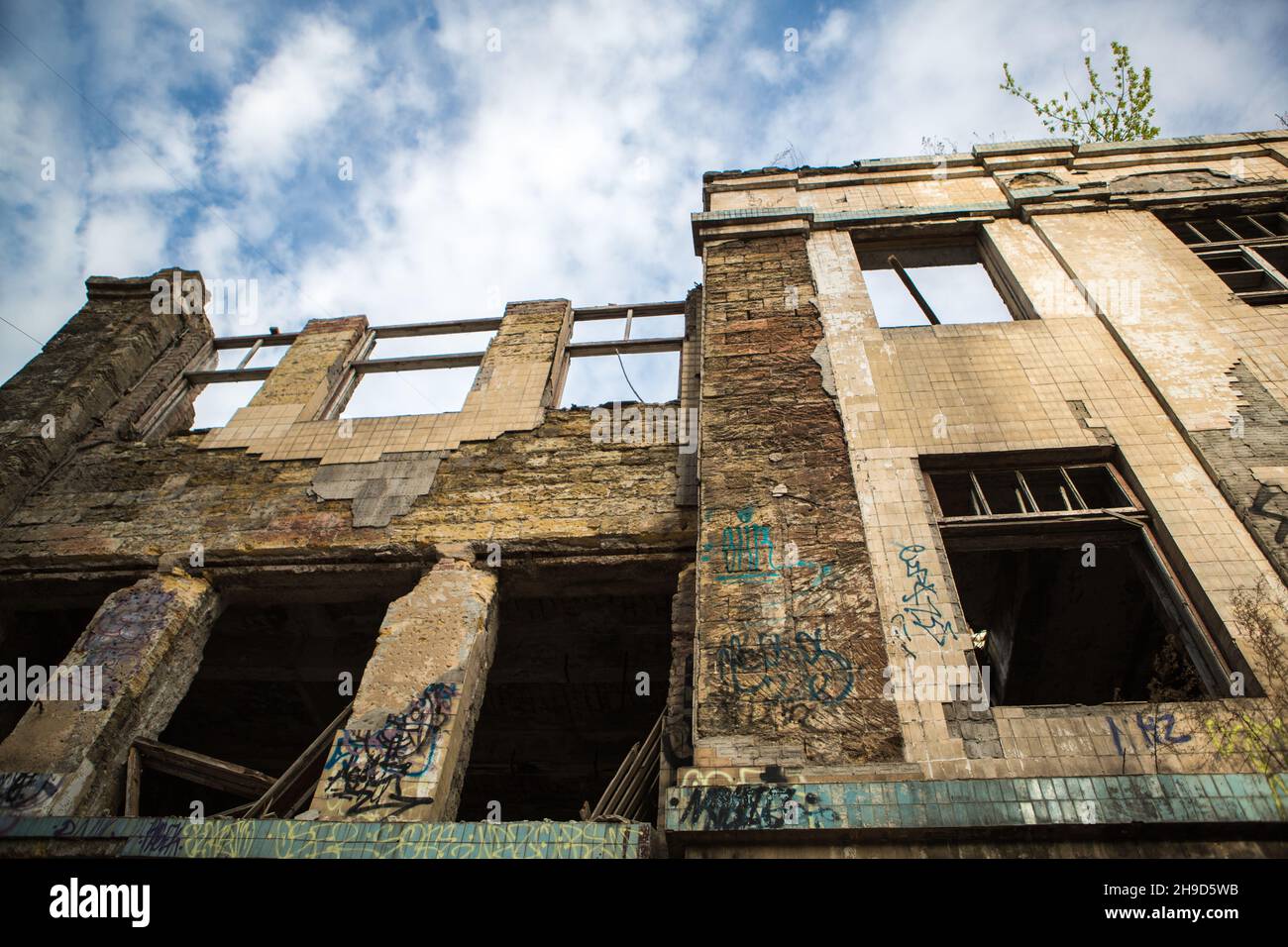 Destroyed building in city. Destroyed house. old house collapsed. Ruins ...