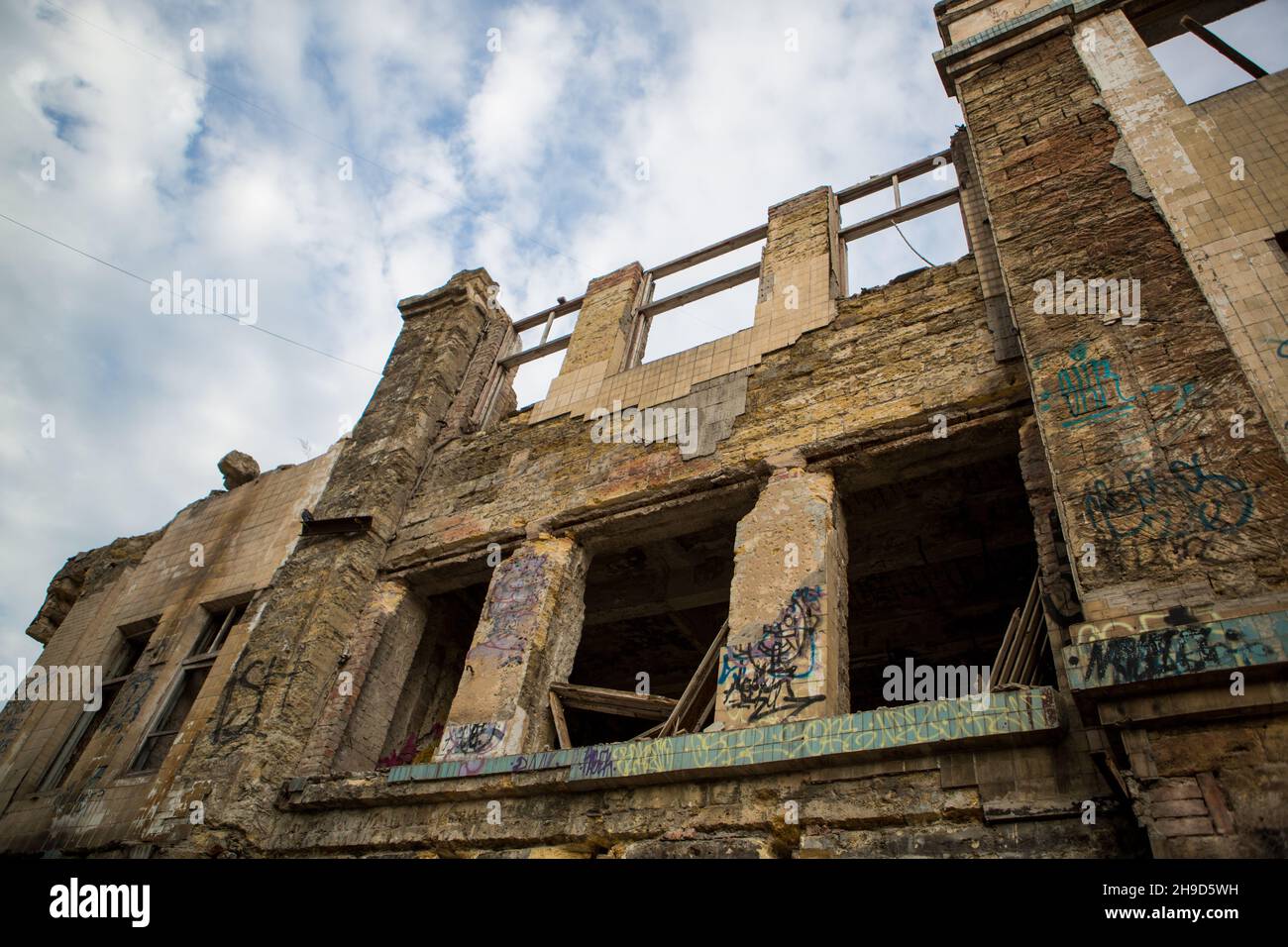Destroyed building in city. Destroyed house. old house collapsed. Ruins ...