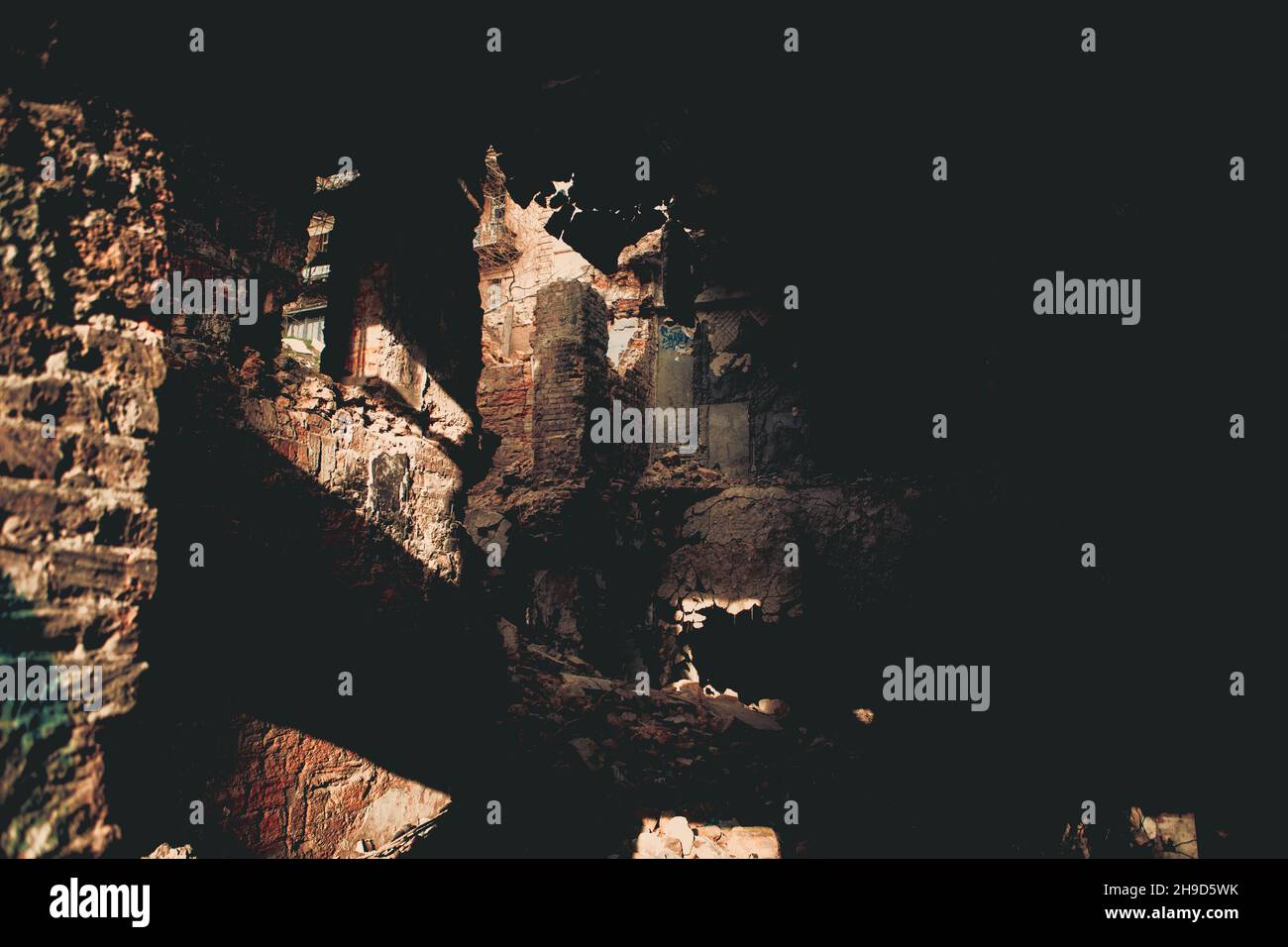 Destroyed building in city. Destroyed house. old house collapsed. Ruins ...