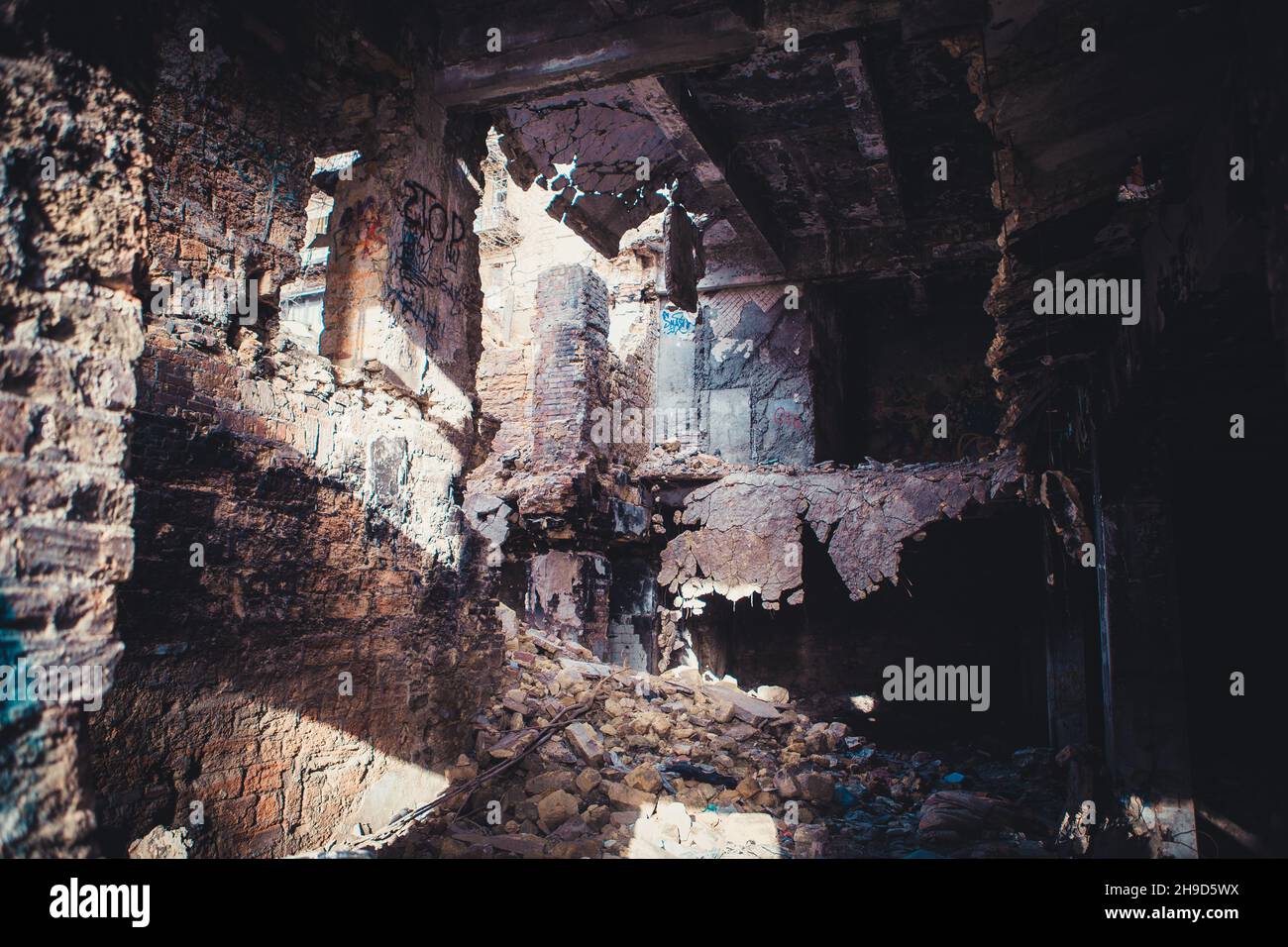 Destroyed building in city. Destroyed house. old house collapsed. Ruins ...