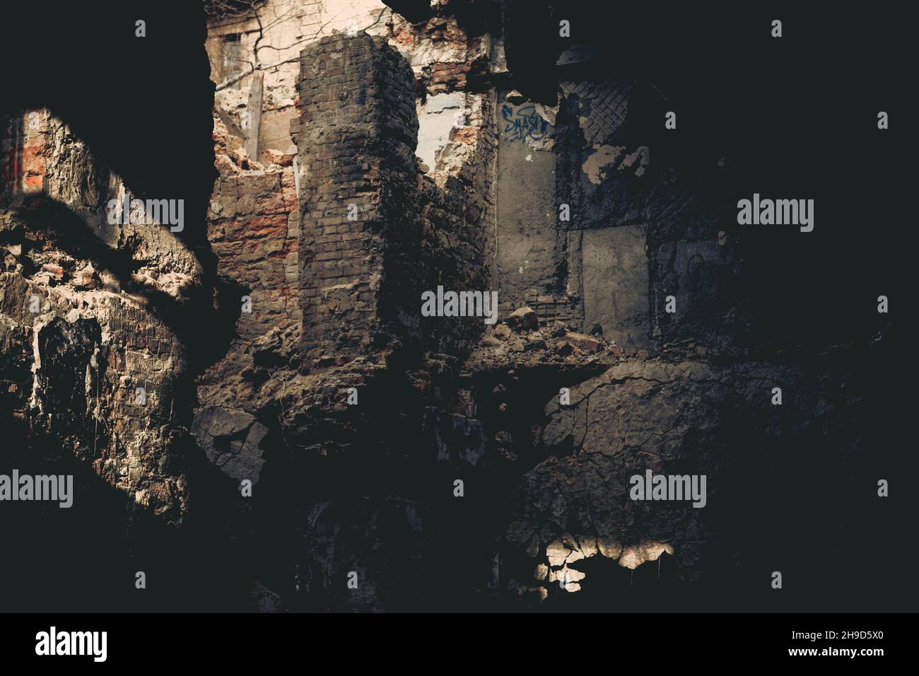 Destroyed building in city. Destroyed house. old house collapsed. Ruins ...