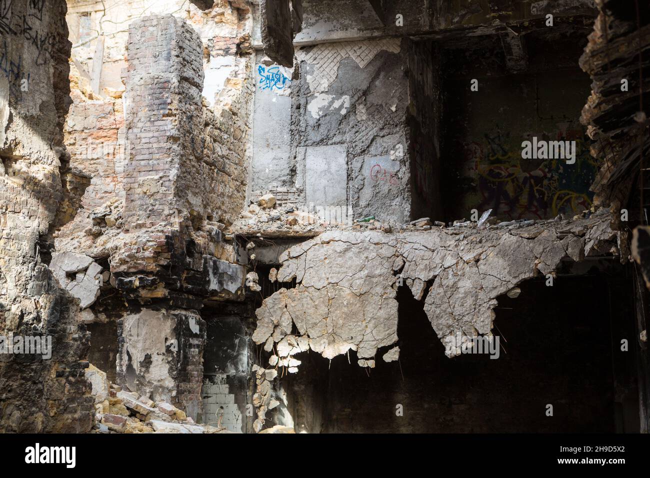 Destroyed building in city. Destroyed house. old house collapsed. Ruins ...