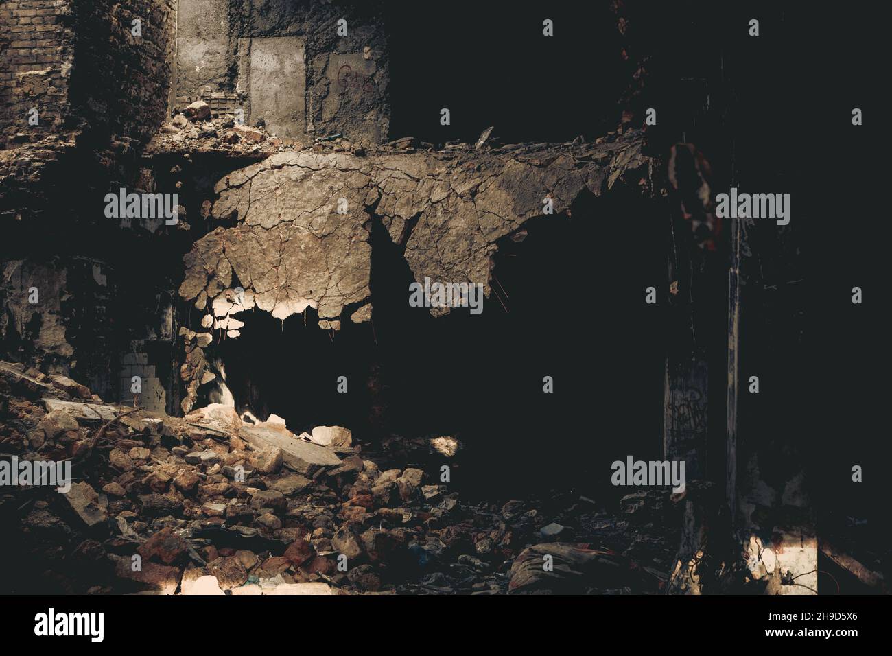 Destroyed building in city. Destroyed house. old house collapsed. Ruins ...