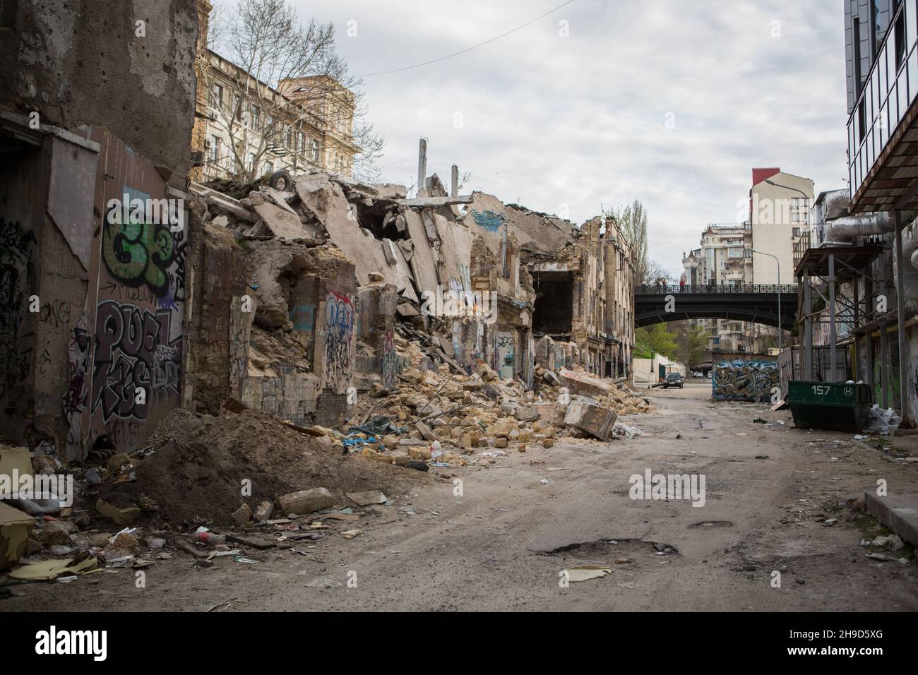 Destroyed building in city. Destroyed house. old house collapsed. Ruins ...