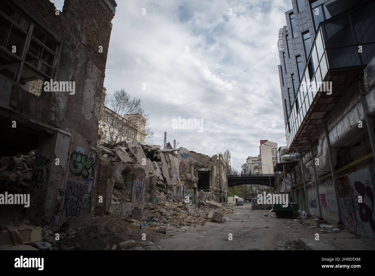 Destroyed building in city. Destroyed house. old house collapsed. Ruins ...