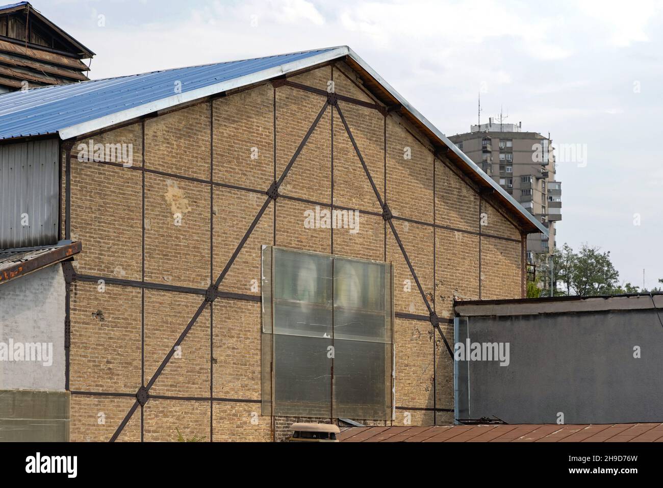 Side exterior hi-res stock photography and images - Alamy