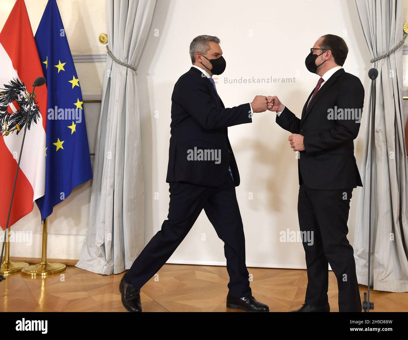Vienna, Austria. 6th Dec, 2021. Austria's new Chancellor Karl Nehammer (L) and former Chancellor ...