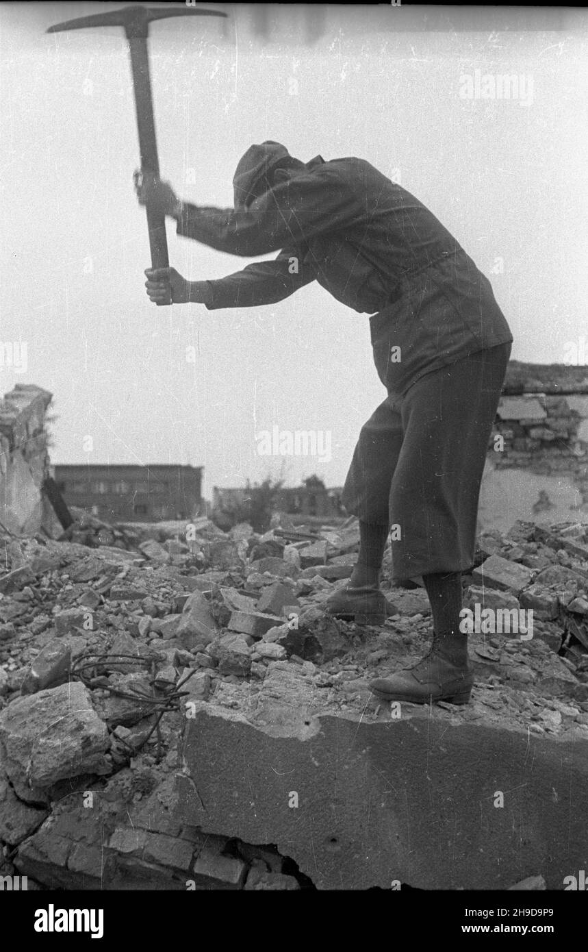 Rebuilding of warsaw hi-res stock photography and images - Alamy