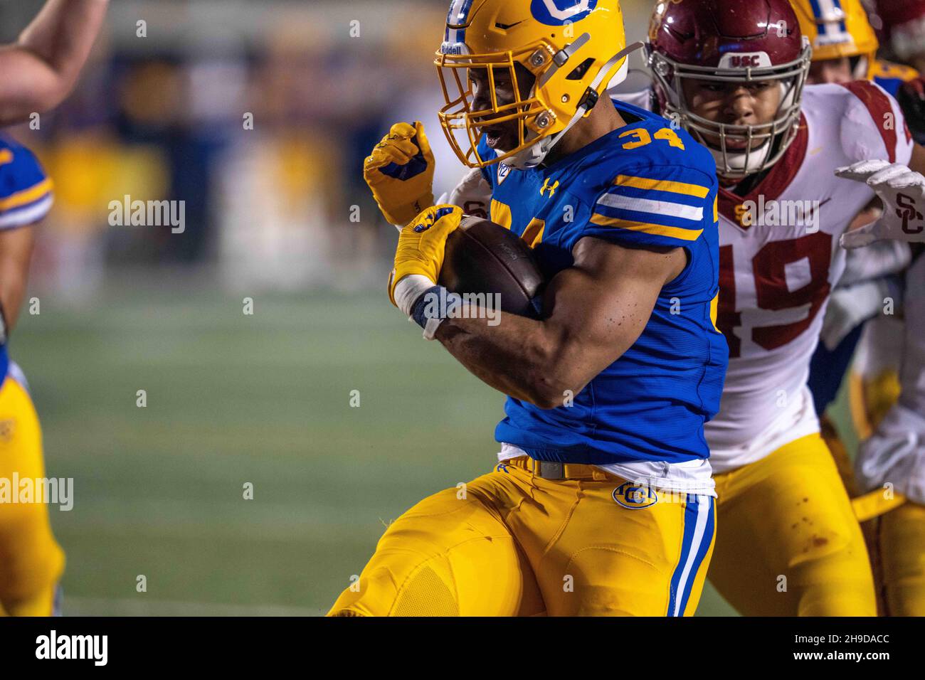 California Golden Bears running back Christopher Brooks (34) rushes for ...
