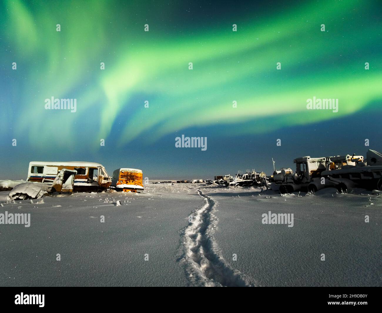 Northern lights over a workstation in the tundra. Taimyr. Path in the ...