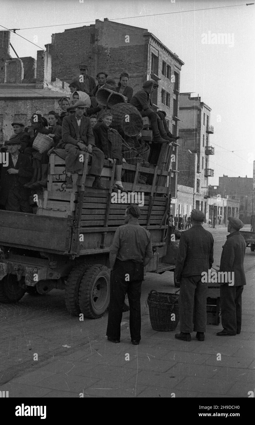 Warszawa, 1947-09-28. Scenka z ulic stolicy. Nz. samochód ciê¿arowy ...