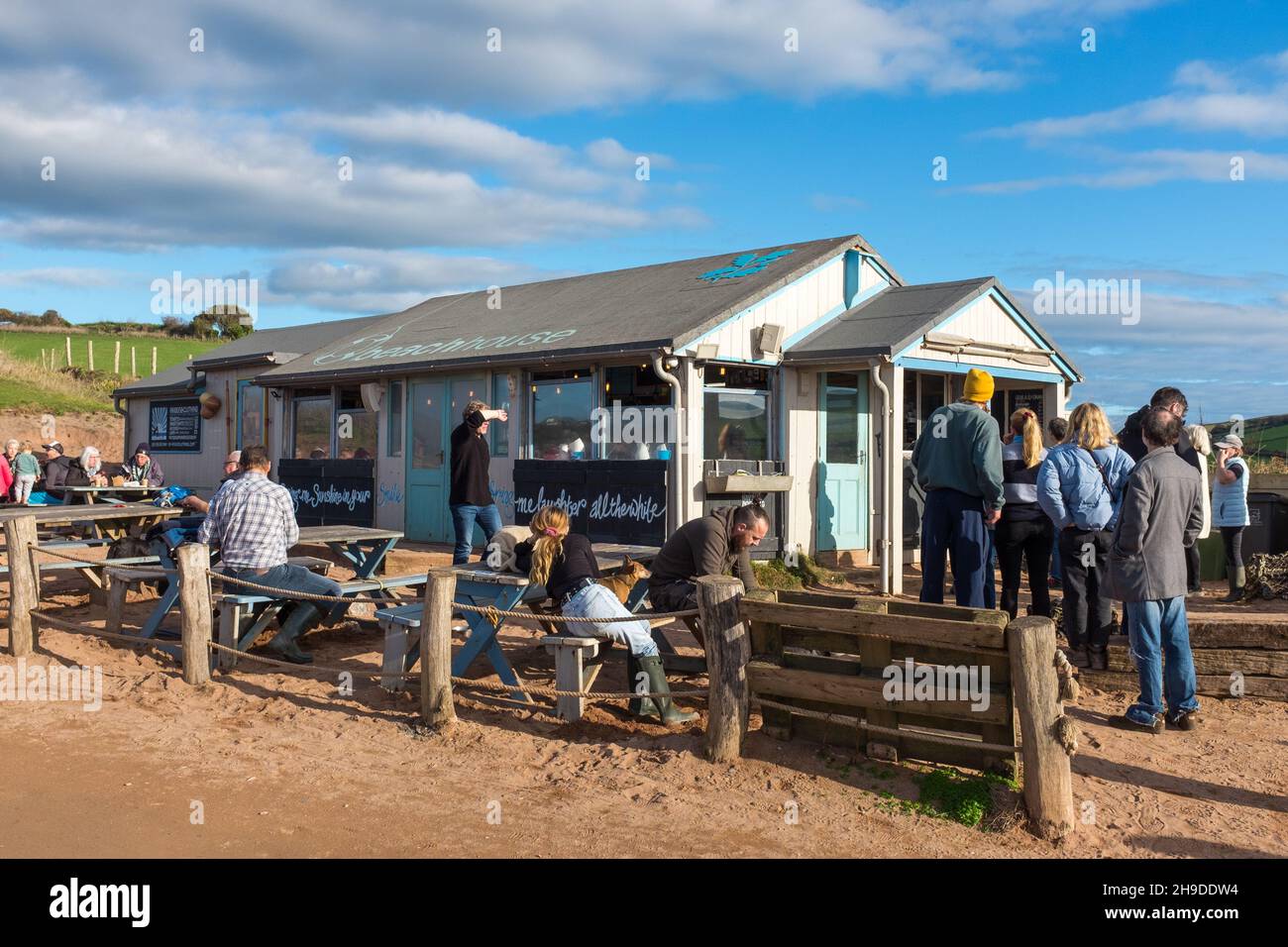 Customers outside cafe hi-res stock photography and images - Alamy
