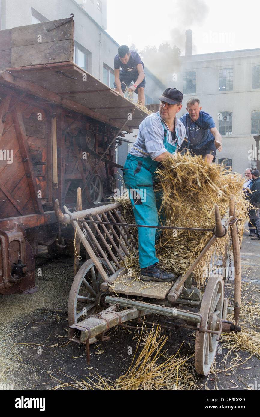 Threshing machines hi-res stock photography and images - Alamy