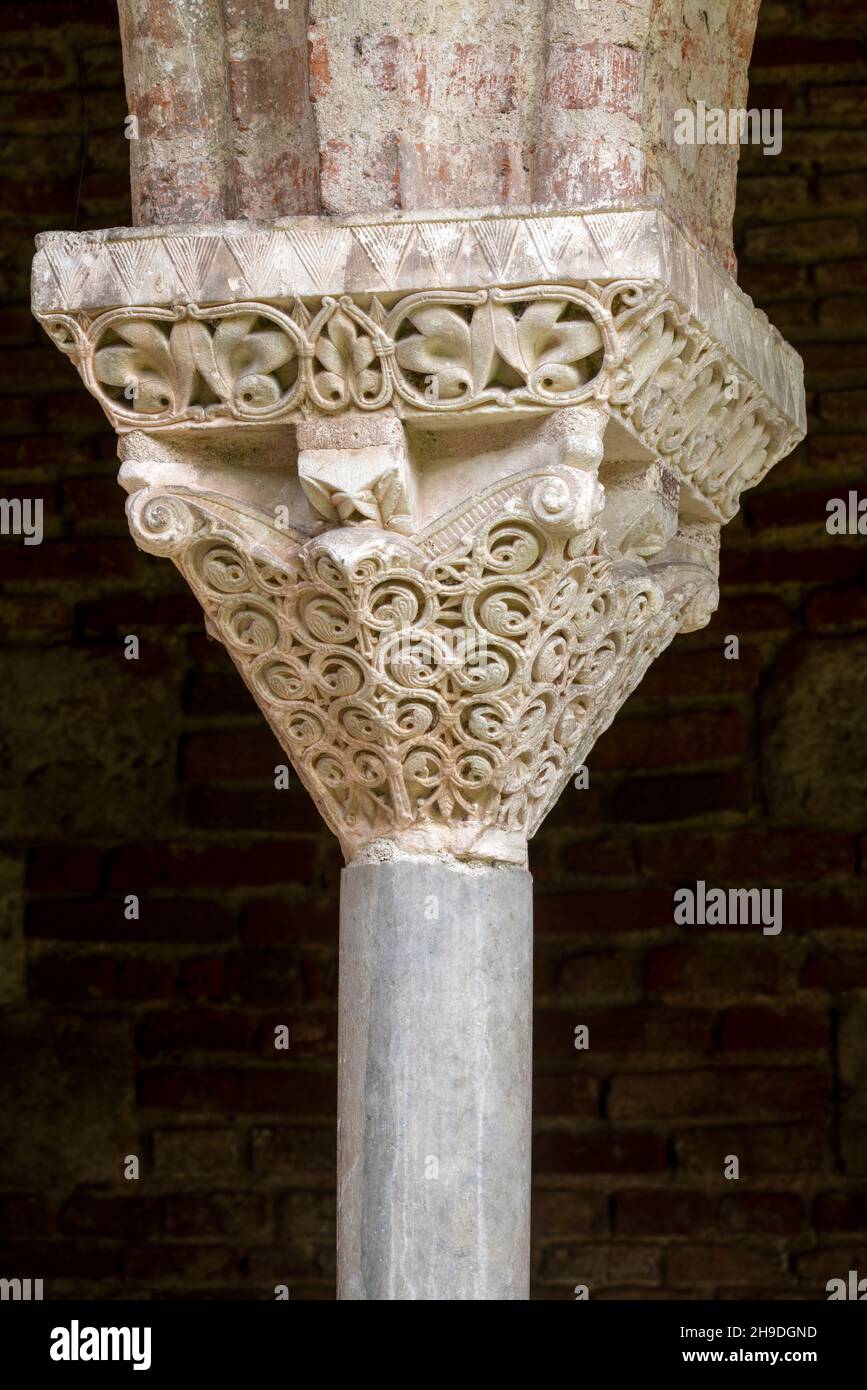 Kapitelle et architecture hi-res stock photography and images - Alamy