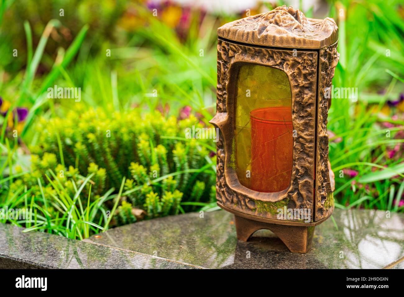 memorial candles light on grave Stock Photo - Alamy