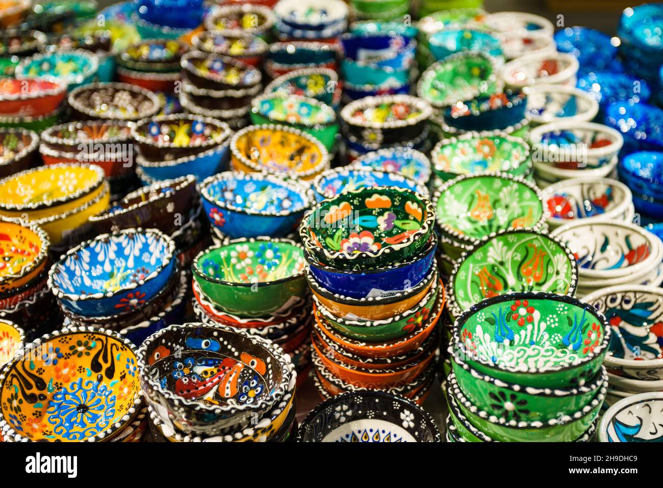 Turkish colorful ceramics on the Istanbul Grand Bazaar Stock Photo - Alamy
