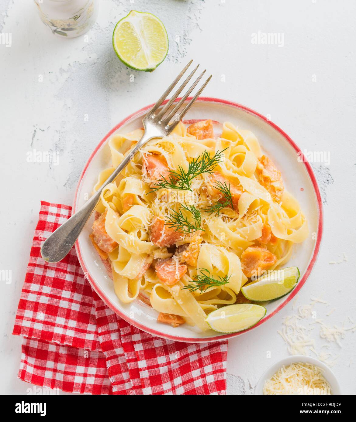 Salmon creamy basil sauce hi-res stock photography and images - Alamy