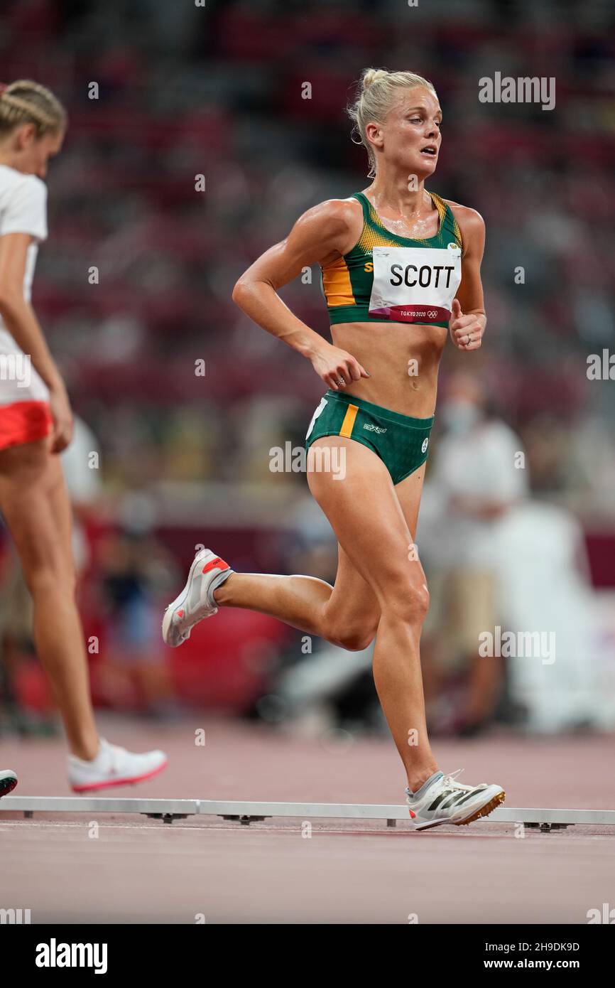 Dominique Scoot competing in the 10,000 meters of the 2020 Tokyo ...