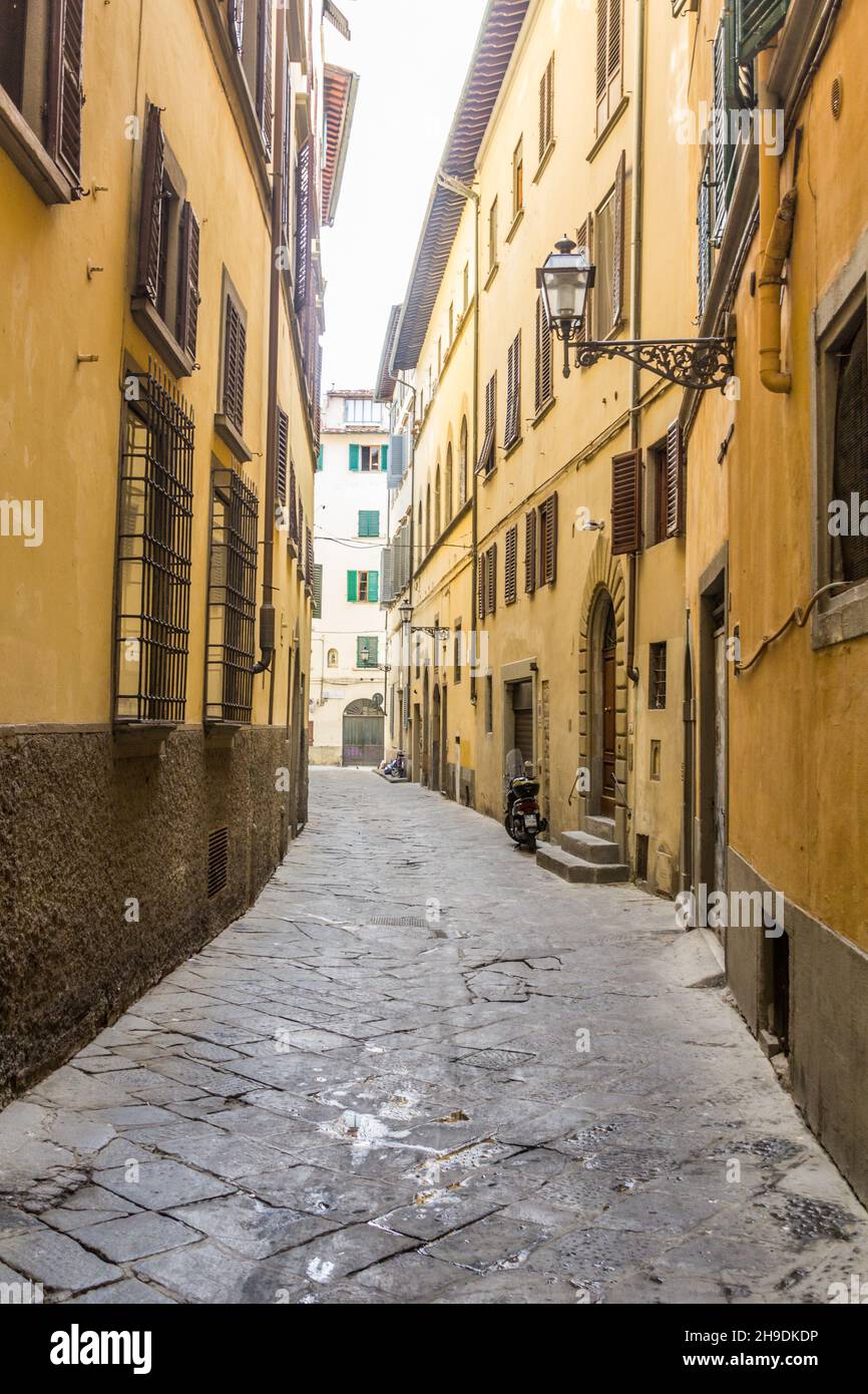 Narrow alley in the centre of Florence, Italy Stock Photo - Alamy