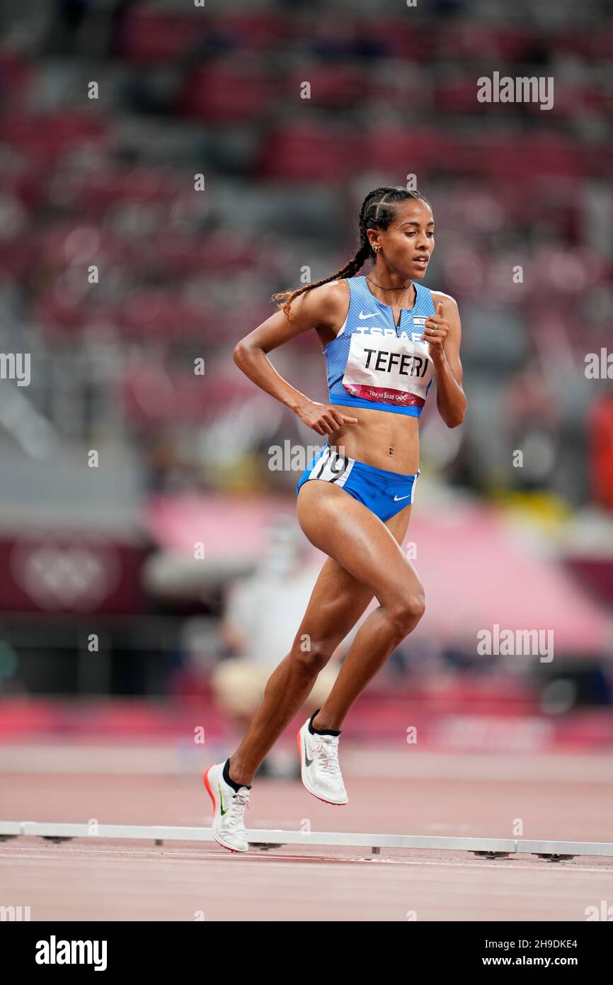 Selamawit Teferi competing in the 10,000 meters of the 2020 Tokyo ...