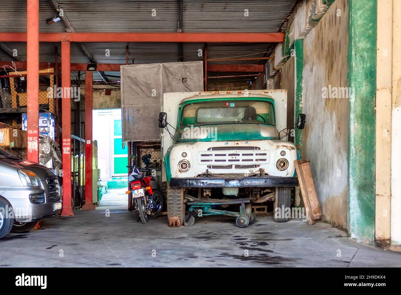 Old mechanics garage hi-res stock photography and images - Alamy