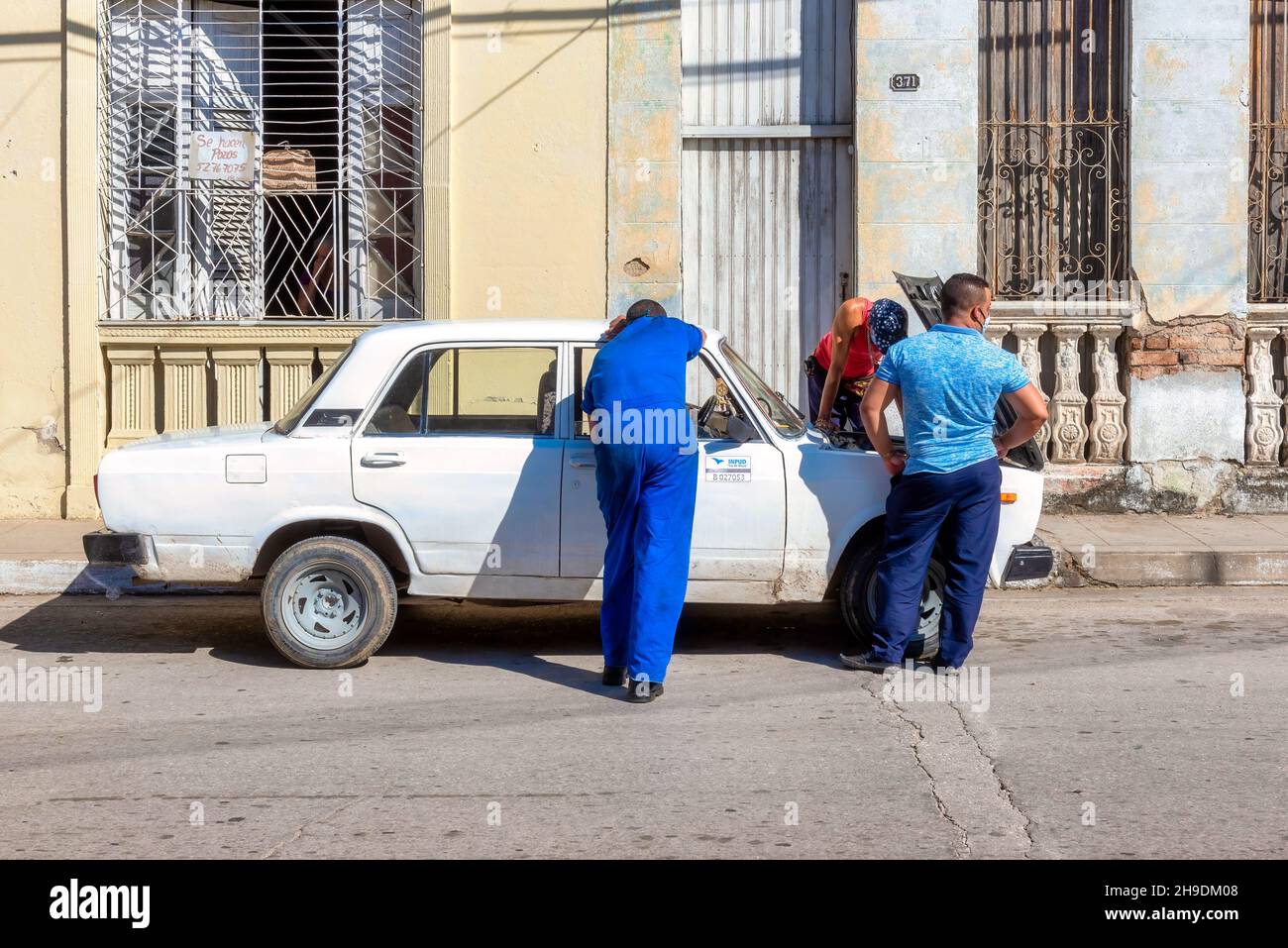 Three Cuban men repairing a broken Lada car.Dec. 6, 2021 Stock Photo ...