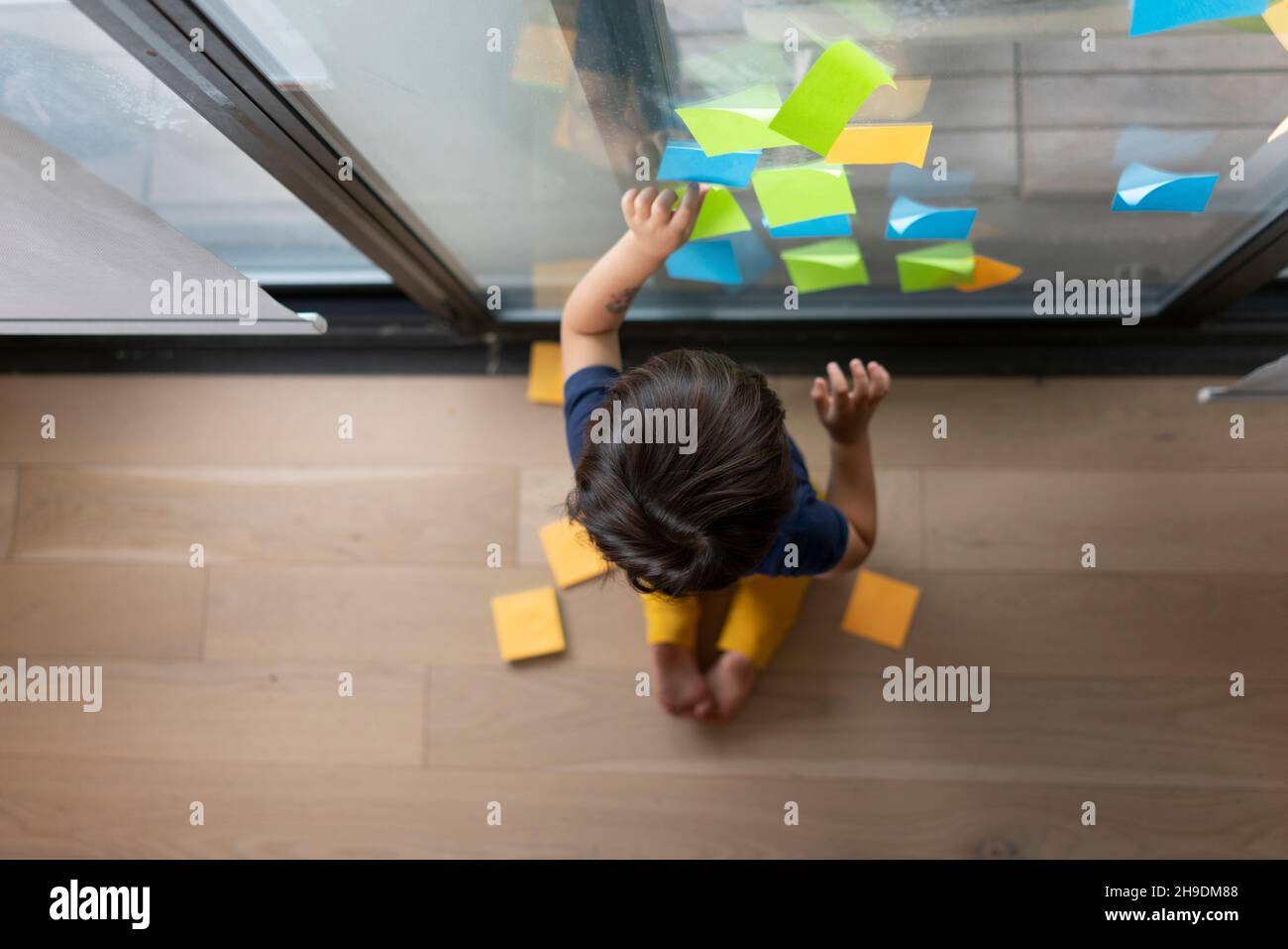 kid using sticky notes Stock Photo - Alamy
