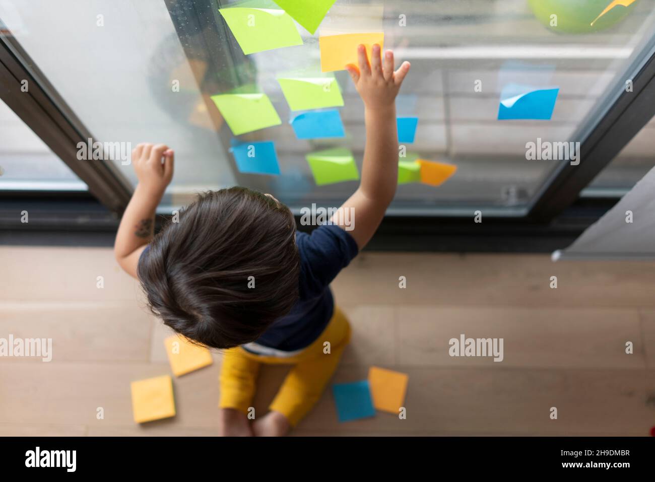 kid using sticky notes Stock Photo - Alamy