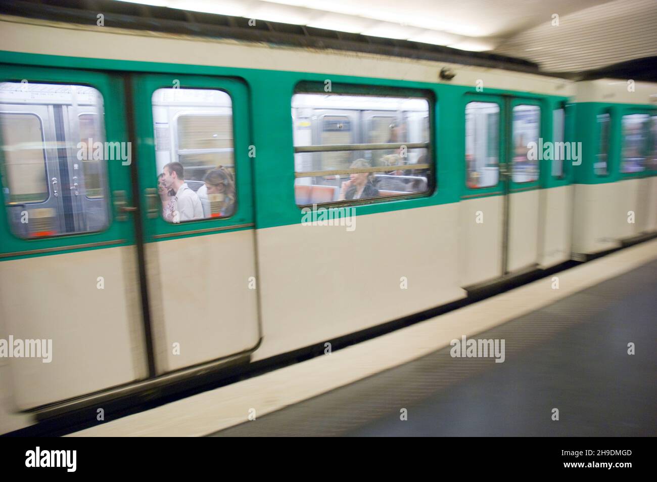 Paris Metro train Stock Photo - Alamy