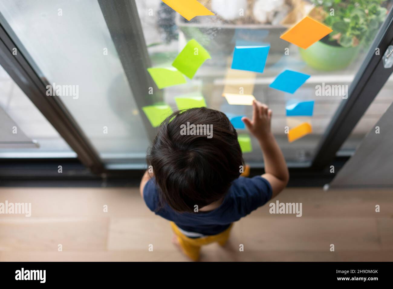 kid using sticky notes Stock Photo - Alamy