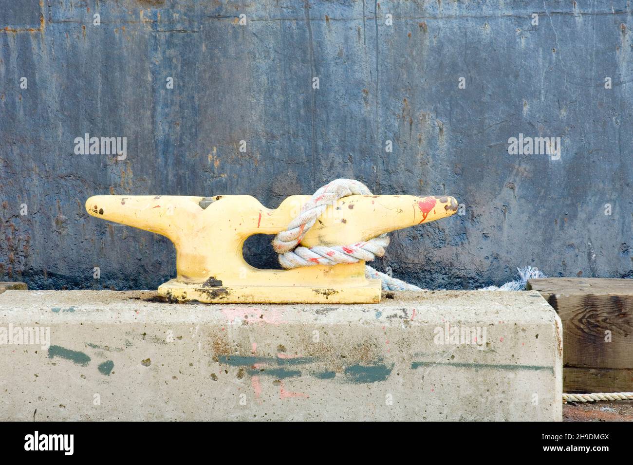Pier anvil for tying up ships Stock Photo - Alamy