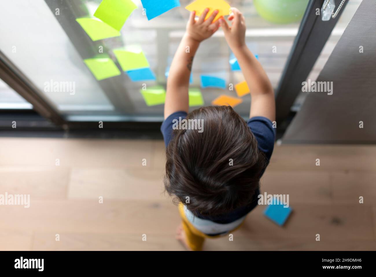 kid using sticky notes Stock Photo - Alamy