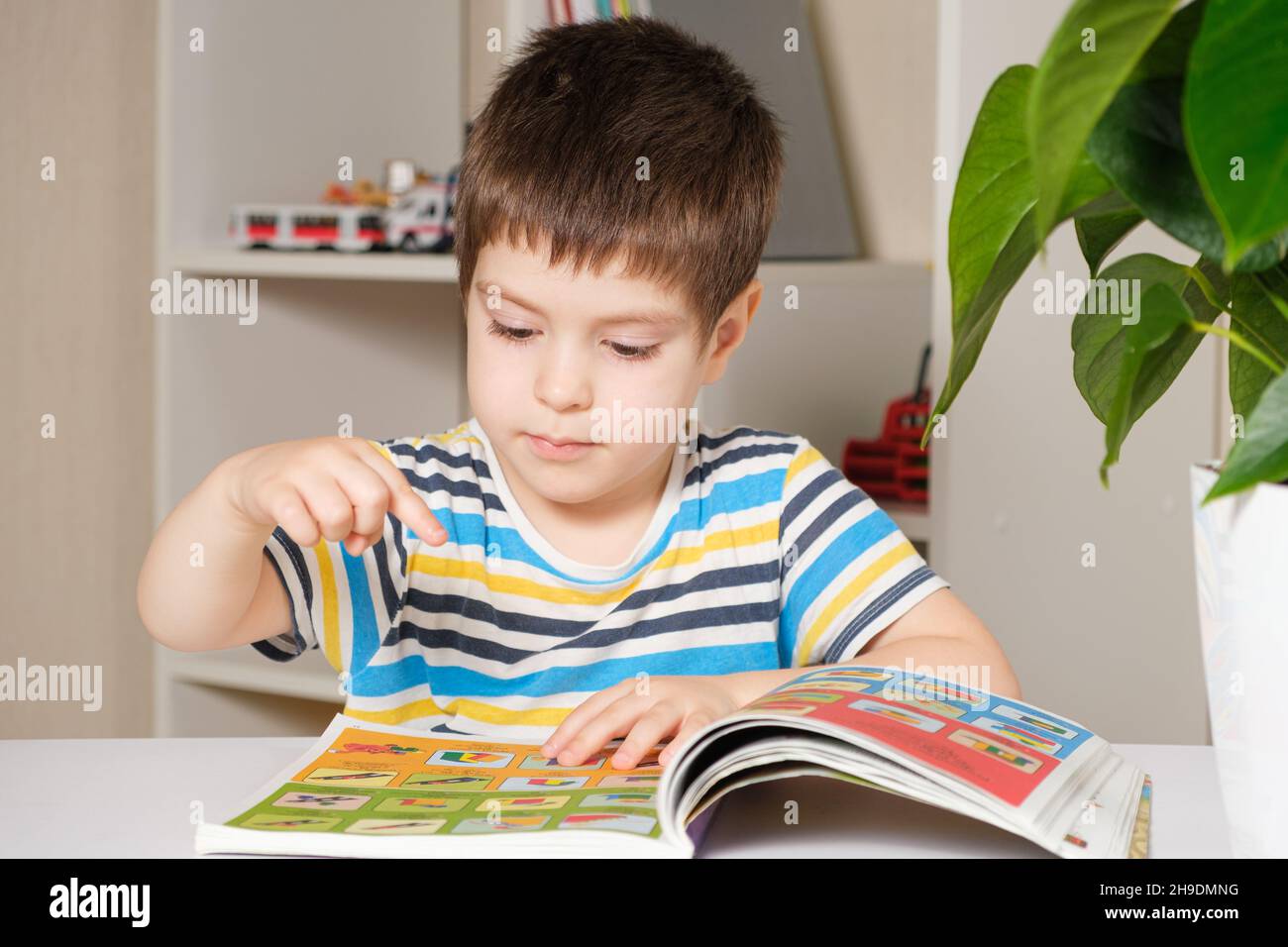 Learns to read hi-res stock photography and images - Alamy