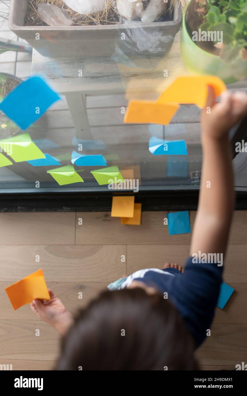 kid using sticky notes Stock Photo - Alamy