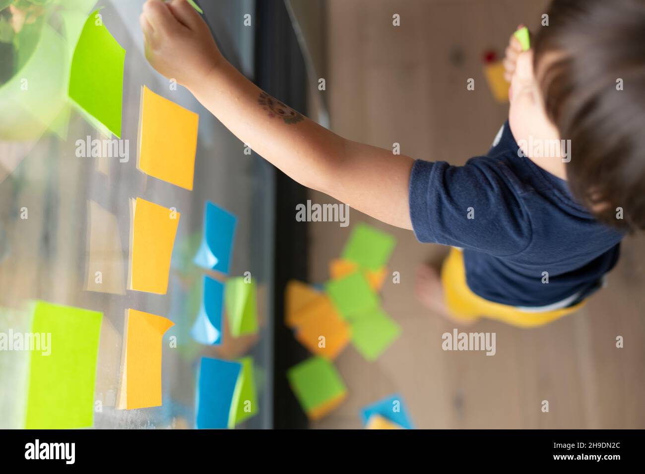 kid using sticky notes Stock Photo - Alamy