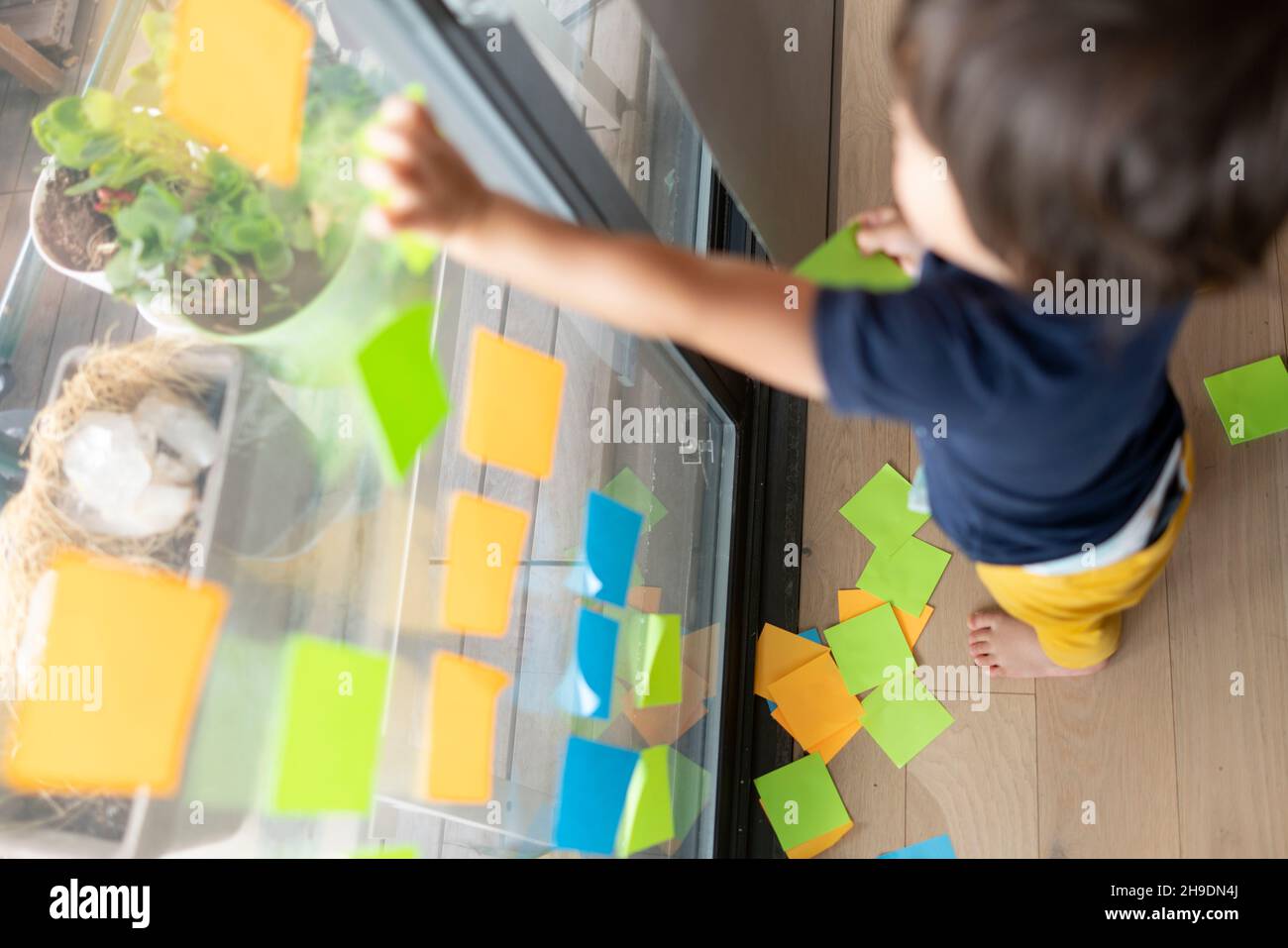 kid using sticky notes Stock Photo - Alamy
