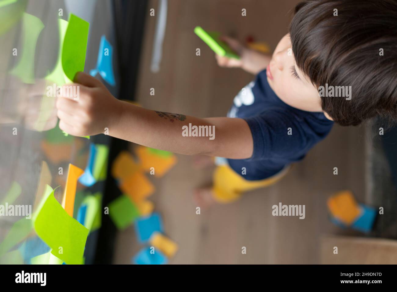 kid using sticky notes Stock Photo - Alamy