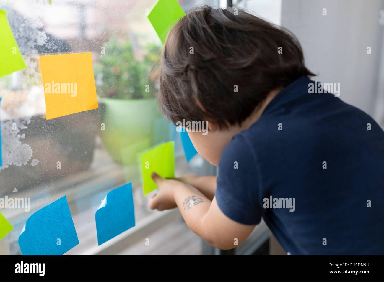 kid using sticky notes Stock Photo - Alamy