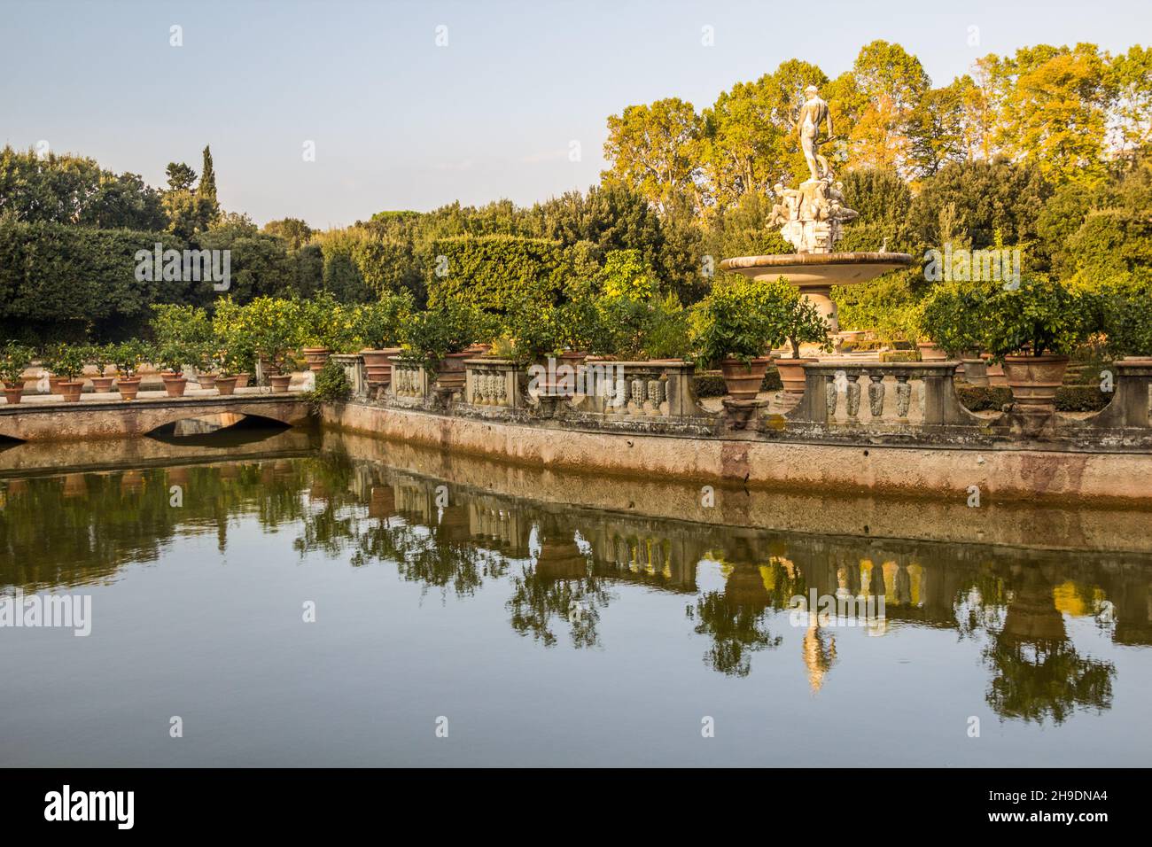 Pond and fountain in Boboli gardens in Florence, Italy Stock Photo - Alamy