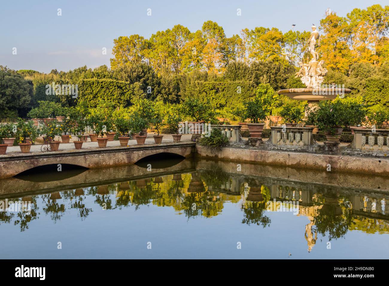 Pond and fountain in Boboli gardens in Florence, Italy Stock Photo - Alamy