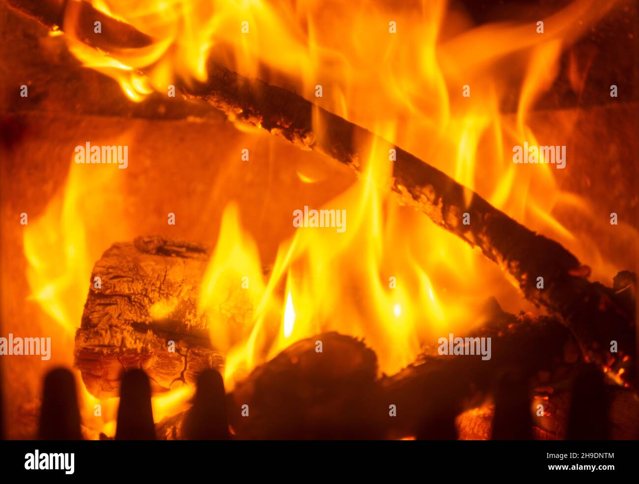 Flames in a log fire fireplace Stock Photo - Alamy