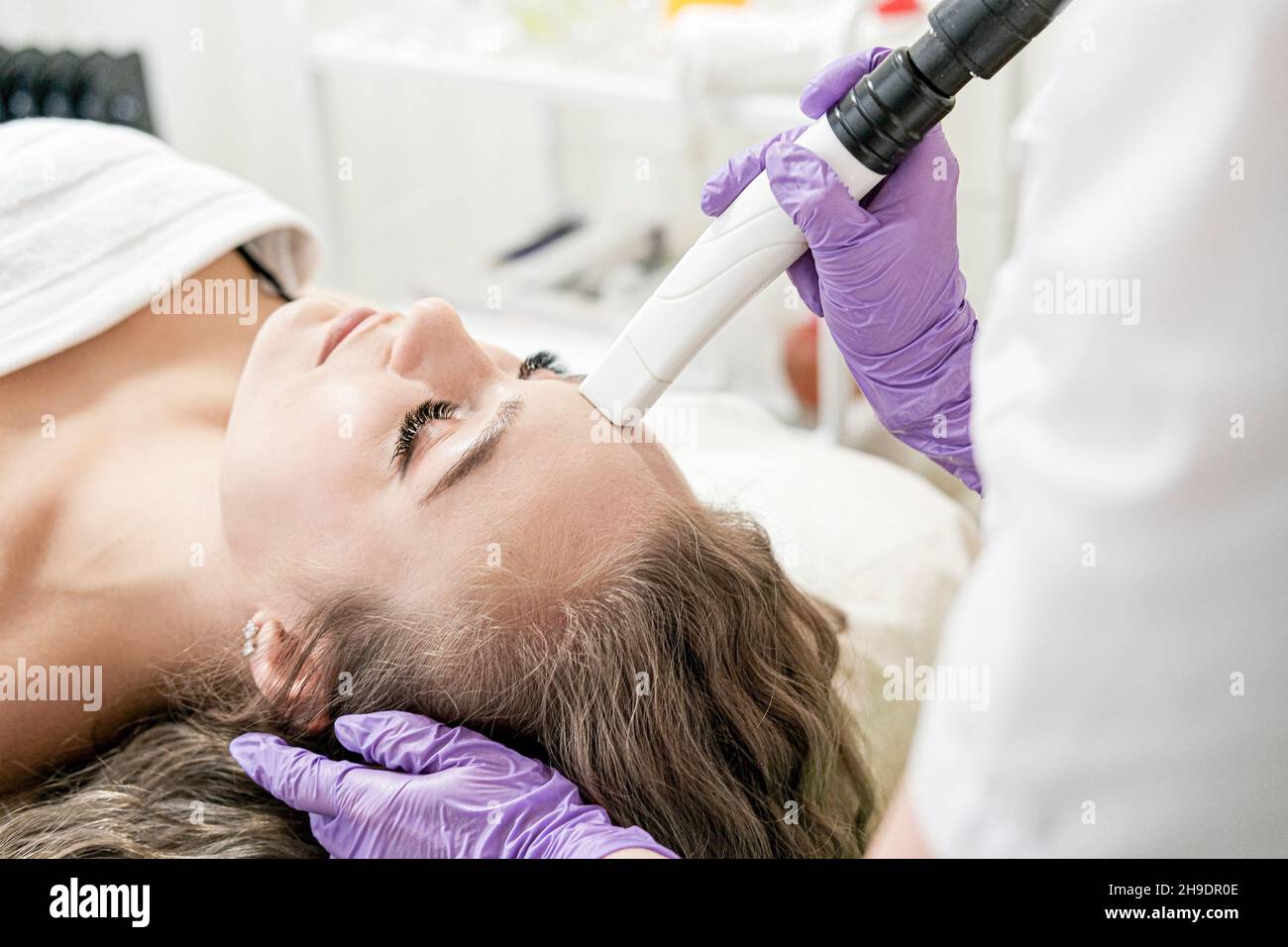 Therapist makes rf lifting procedure hi-res stock photography and ...