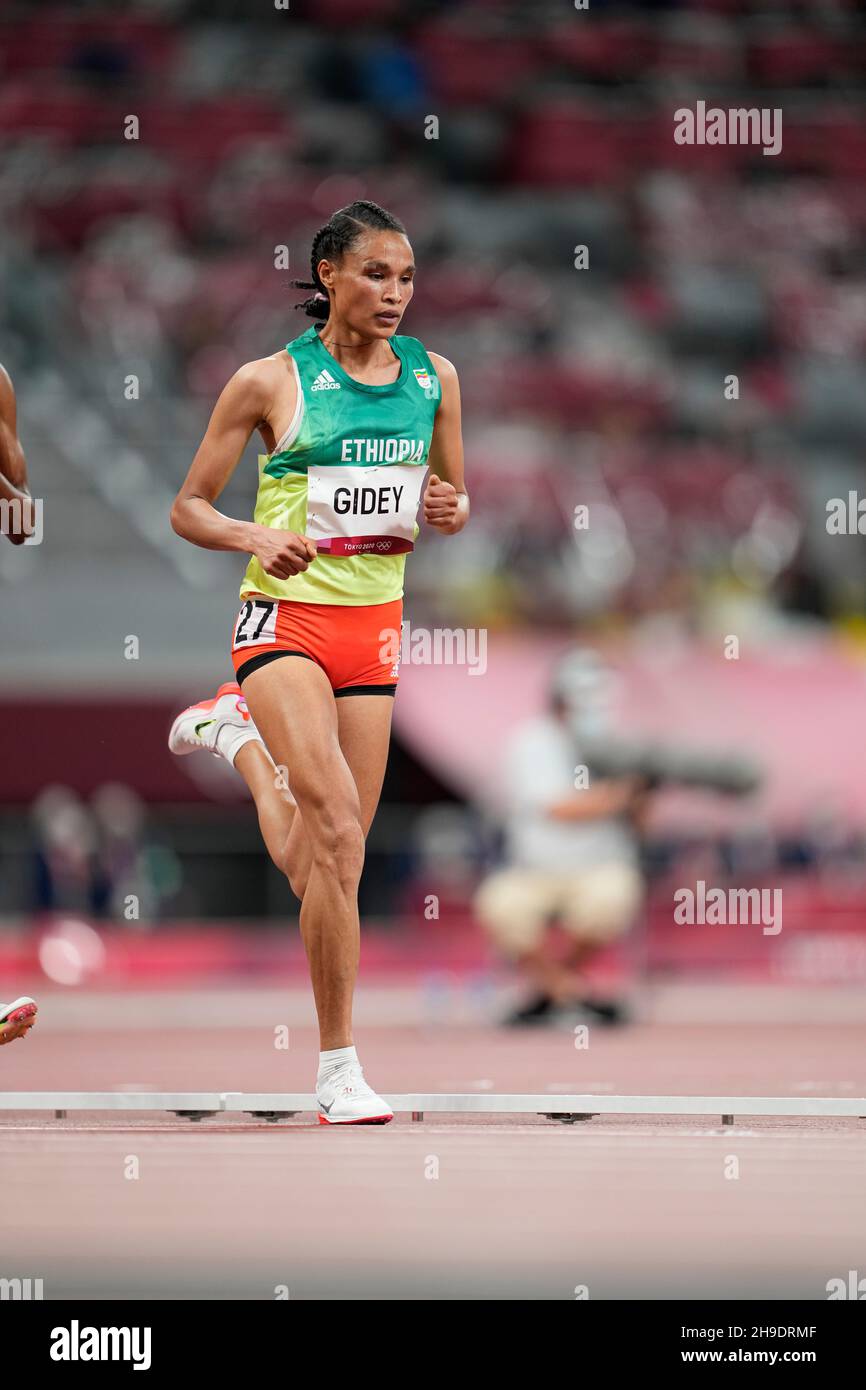 Letesenbet Gidey competing in the 10,000 meters of the 2020 Tokyo ...
