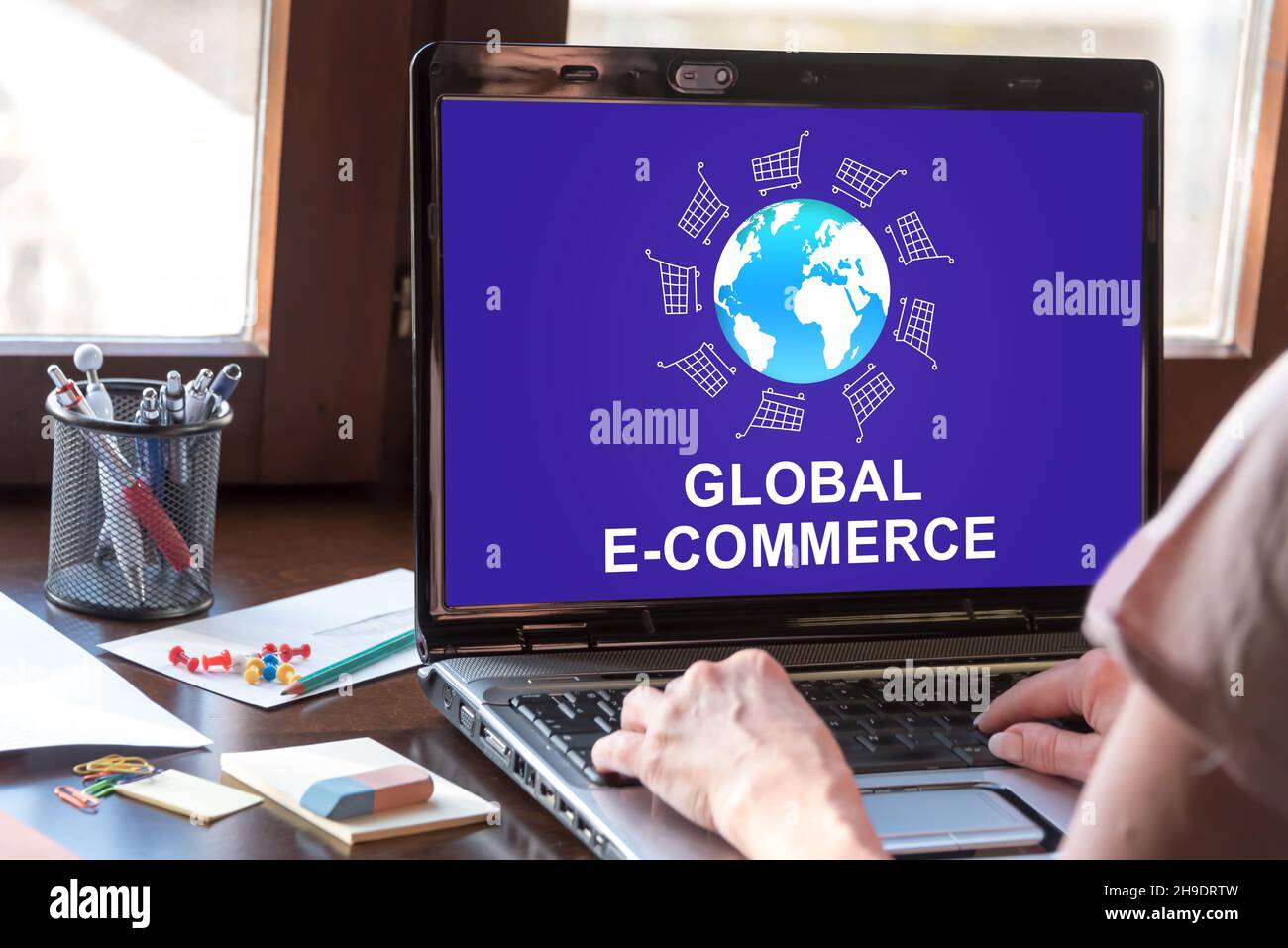 Laptop screen displaying a global e-commerce concept Stock Photo - Alamy