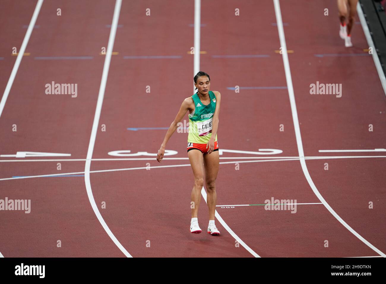 Letesenbet Gidey competing in the 10,000 meters of the 2020 Tokyo ...