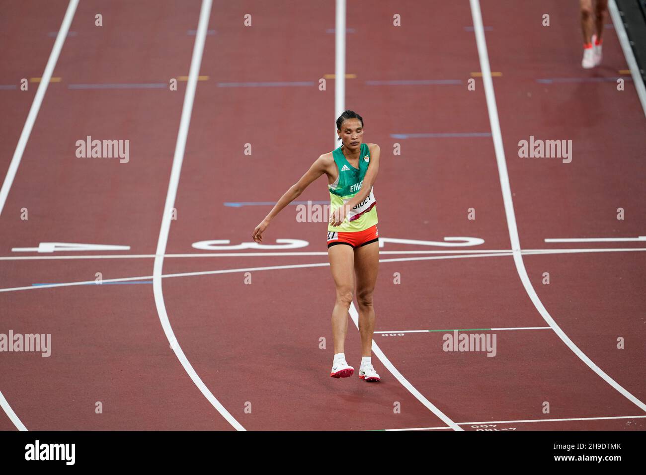 Letesenbet Gidey competing in the 10,000 meters of the 2020 Tokyo ...
