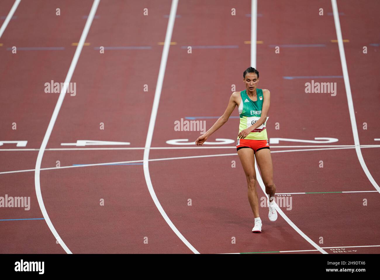 Letesenbet Gidey competing in the 10,000 meters of the 2020 Tokyo ...