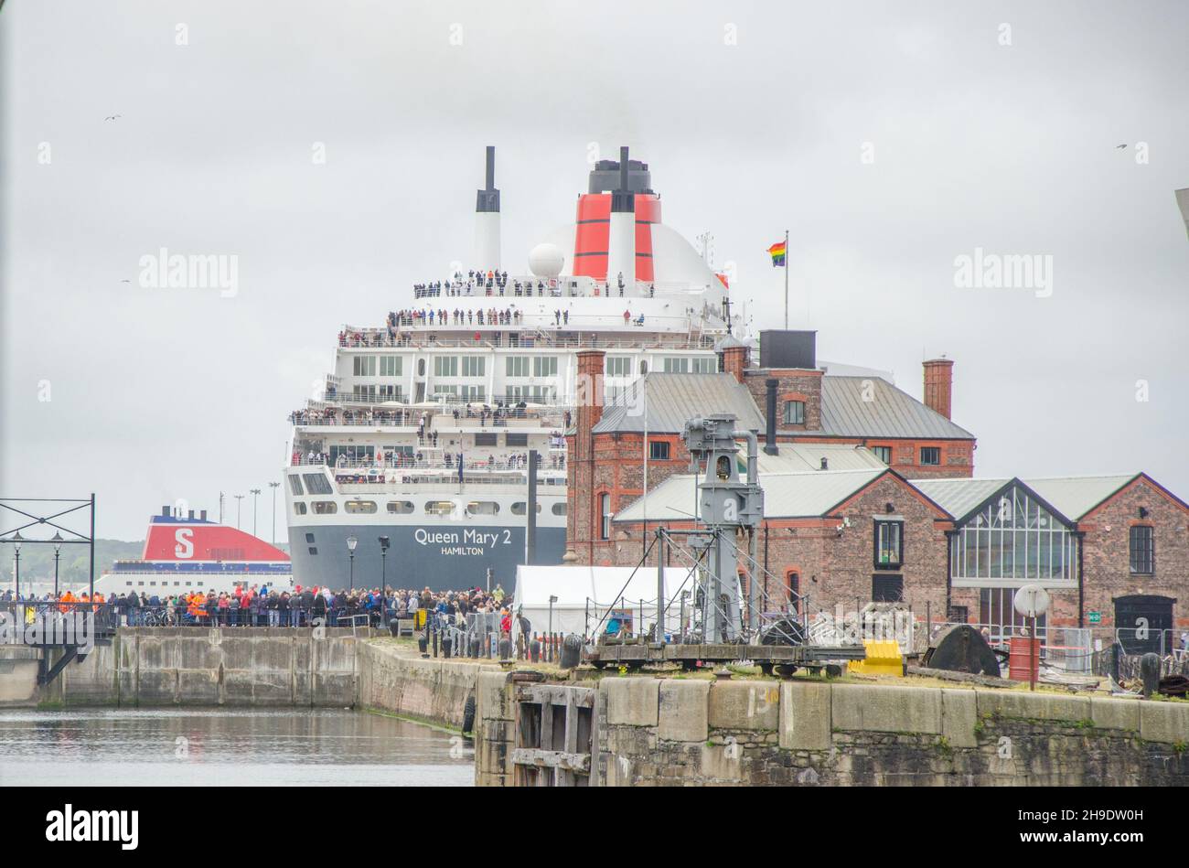 The liver building with cruise ship and mersey ferry hi-res stock ...